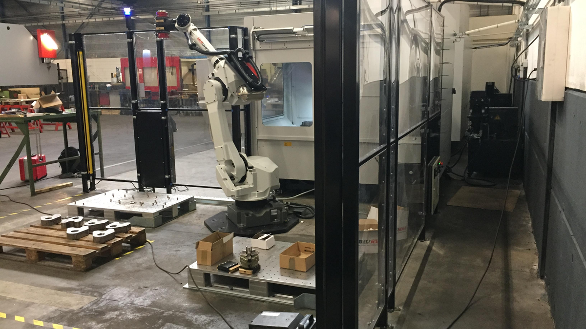 RoboJob has experience in automating CNC machines from Spinner - Robojob